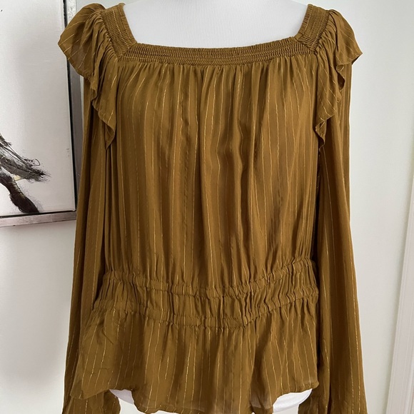 Universal Thread | Tops | New Universal Thread Ruffle Shoulder Peasant ...